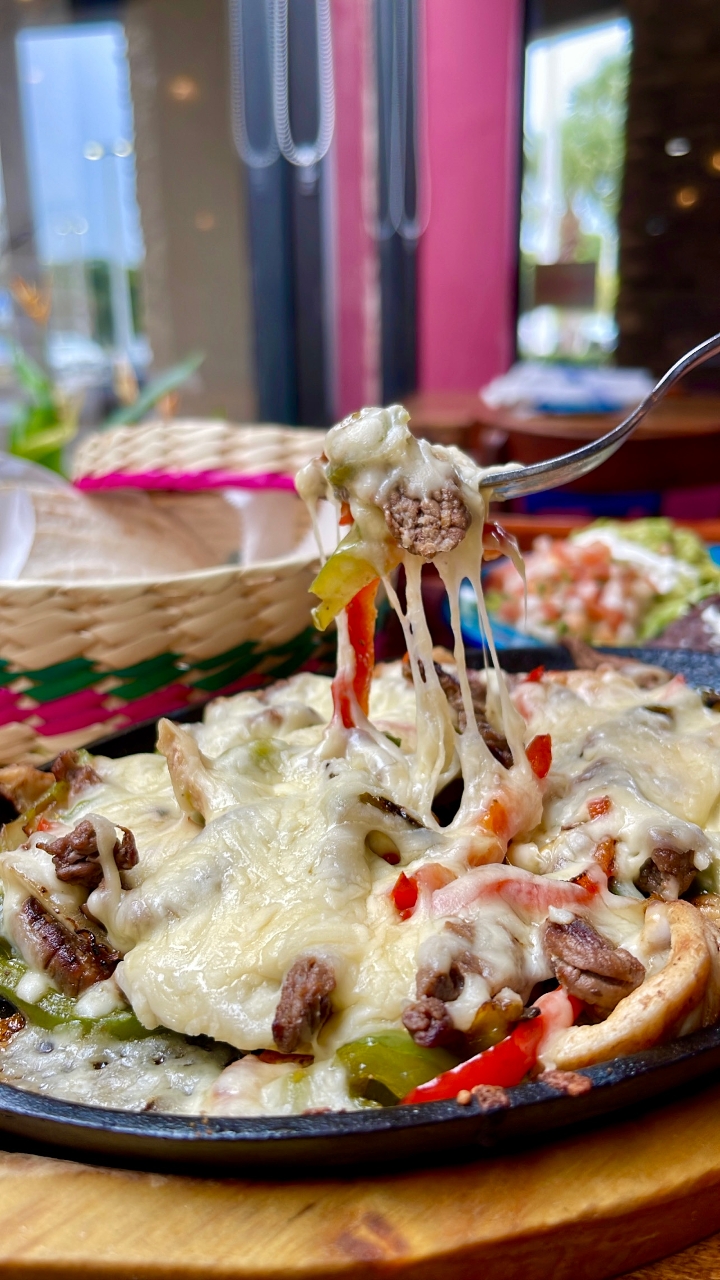 Fajitas Alambre (Asada, Chicken & Cheese) - La Reyna